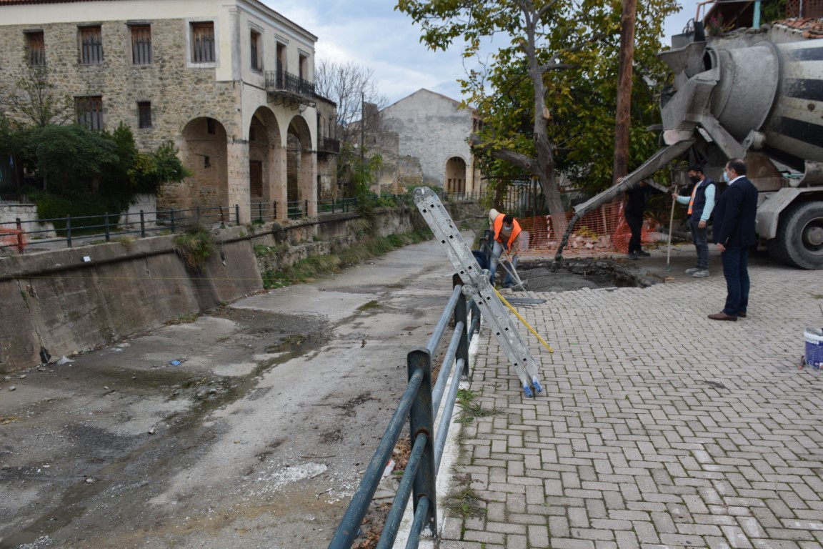 Εργασίες για την κατασκευή πεζογέφυρας στο ρέμα Ξερίλα - ΕΦΗΜΕΡΙΔΑ ΘΑΡΡΟΣ
