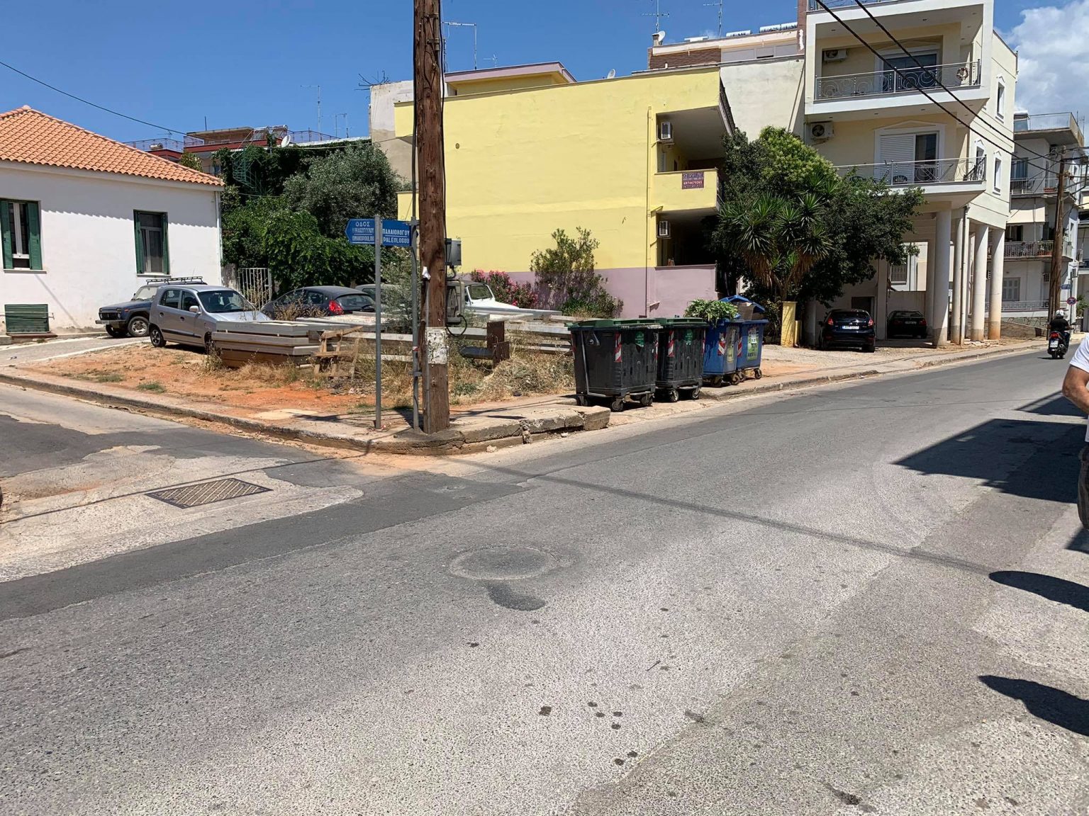 Κατεστραμμένα πεζοδρόμια - ΕΦΗΜΕΡΙΔΑ ΘΑΡΡΟΣ