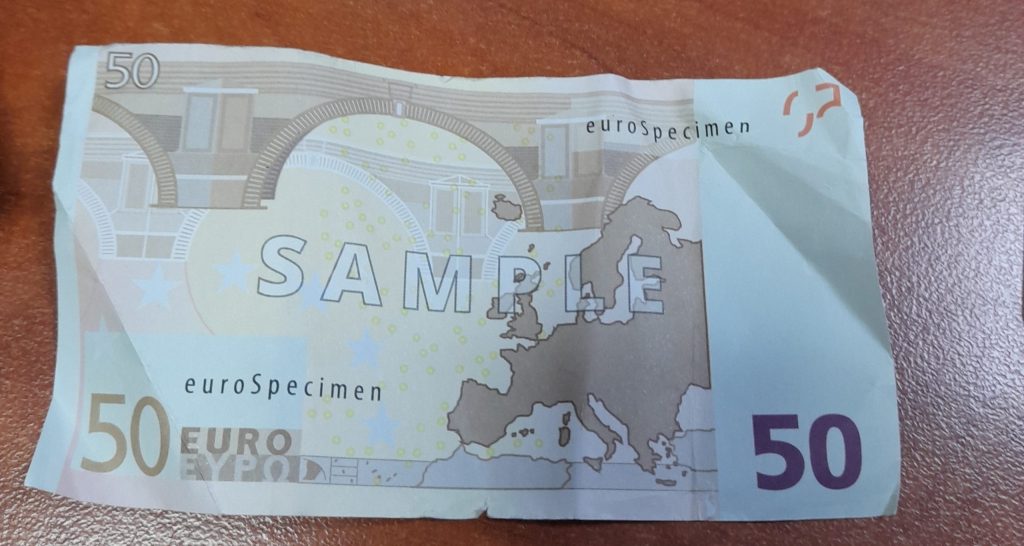 Πήγαν να πληρώσουν με πλαστά χαρτονομίσματα που είχαν την ένδειξη ...