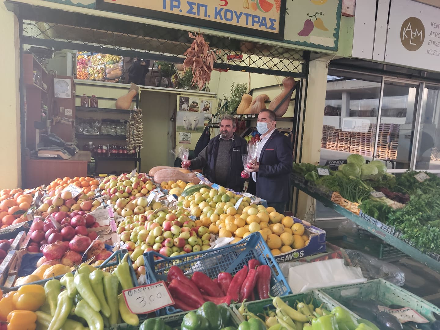 Ευχές και δώρα από το δήμαρχο στην Κεντρική Αγορά Καλαμάτας - ΕΦΗΜΕΡΙΔΑ ...