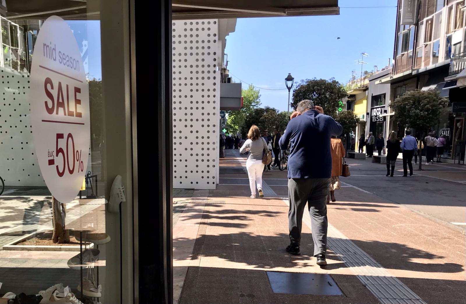 Ανοικτά σήμερα τα καταστήματα στο πλαίσιο των ενδιάμεσων εκπτώσεων ...