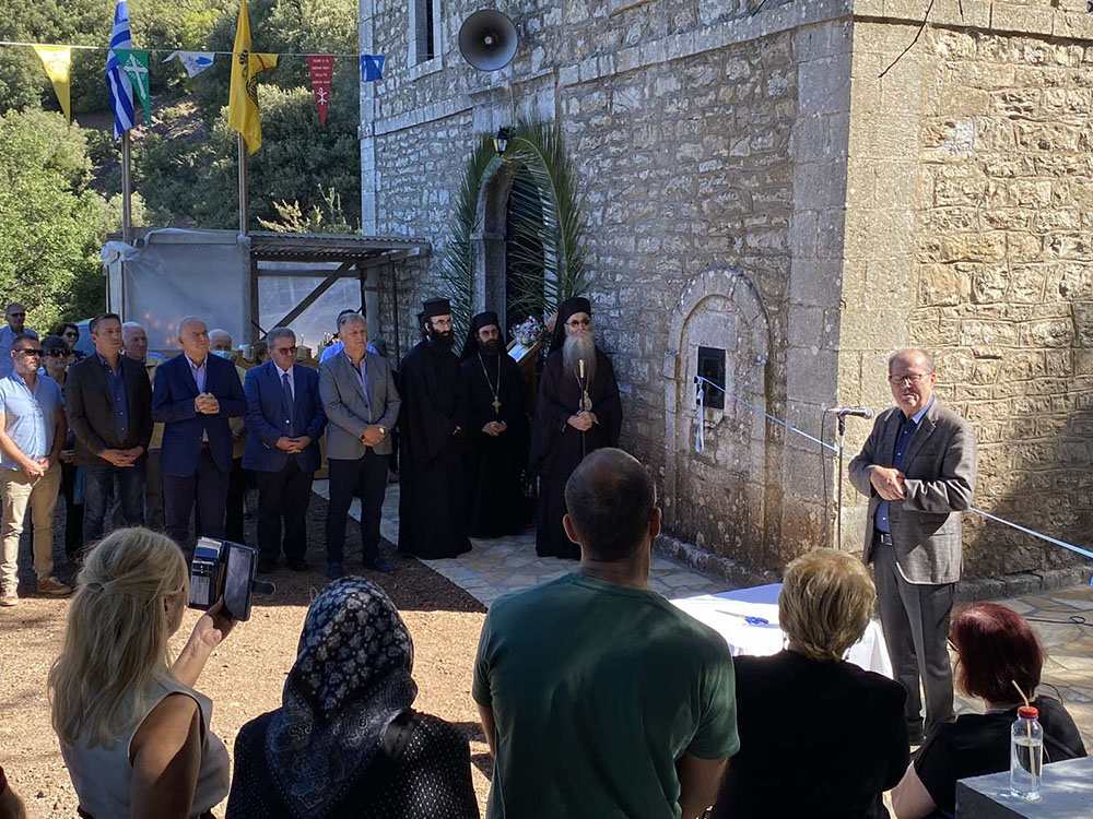 Εγκαινιάστηκε ο διαμορφωμένος περιβάλλων χώρος της Μονής του Αγίου ...