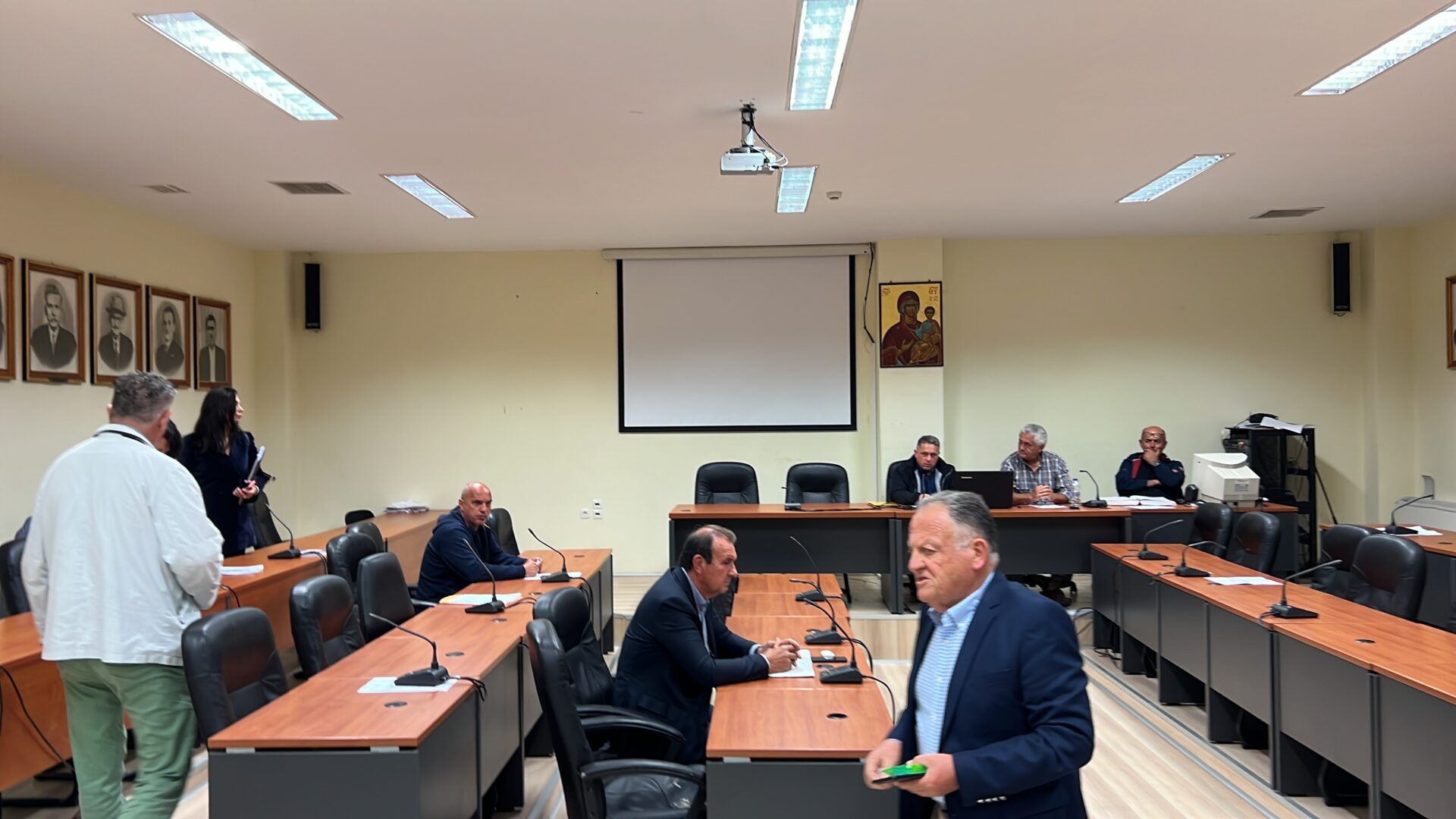 Δ.Σ. Τριφυλίας: Απουσίες, αποχωρήσεις και βολές στη Δημοτική Αρχή ...