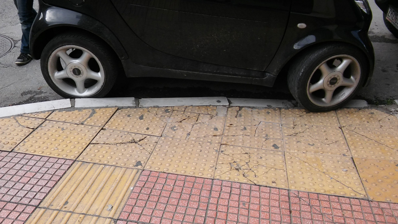 Αυστηρότερα πρόστιμα για παράνομη στάθμευση σε ράμπες ΑμεΑ και στα ...