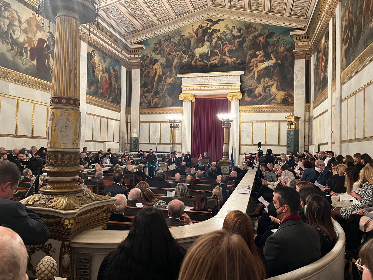 Ακαδημία Αθηνών: Βράβευση της Β. Καρέλια για την προσφορά στις τέχνες ...