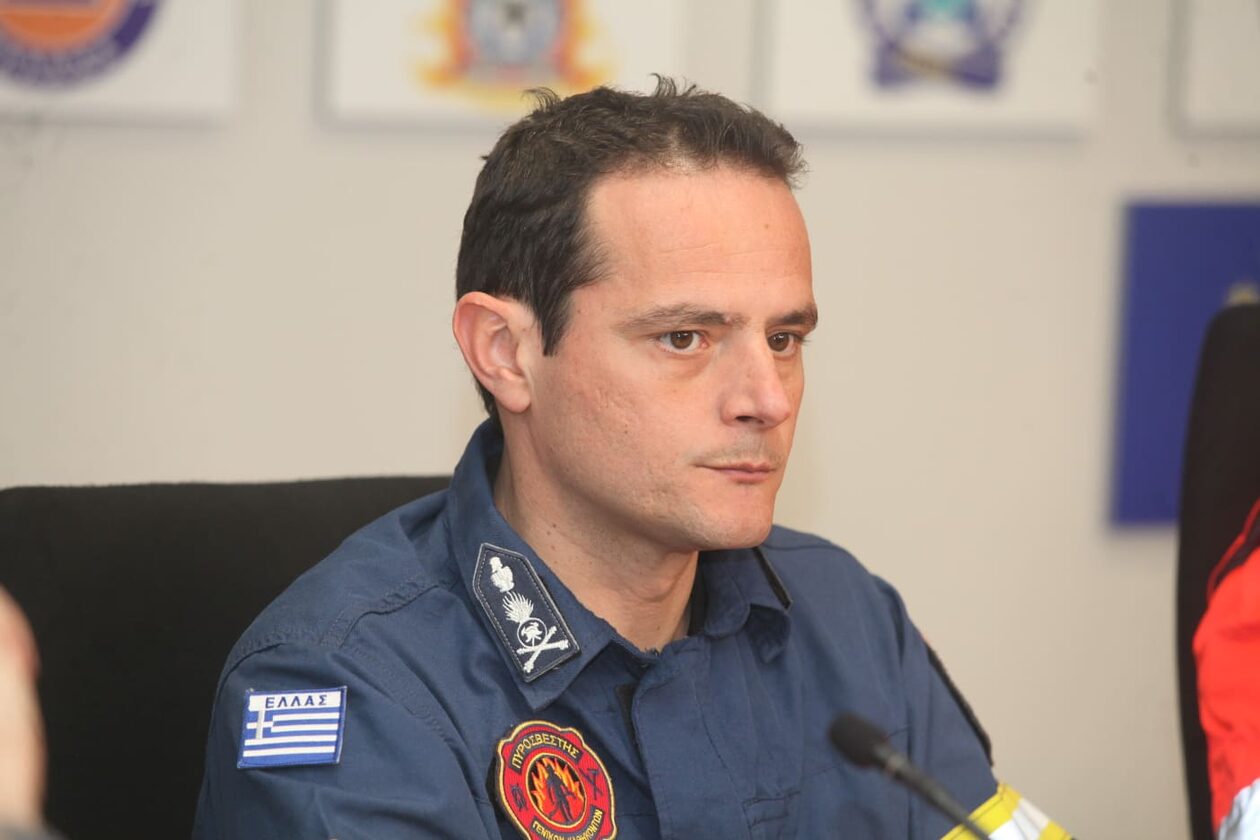 Η στιγμή που ο Κωνσταντίνος Νίκας απεγκλωβίζει το 9χρονο κορίτσι από τα ...