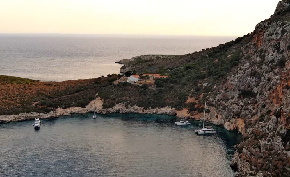 Πρώτη Μεσσηνίας: Τα κρυστάλλινα νερά και το ιστορικό ναυάγιο ...