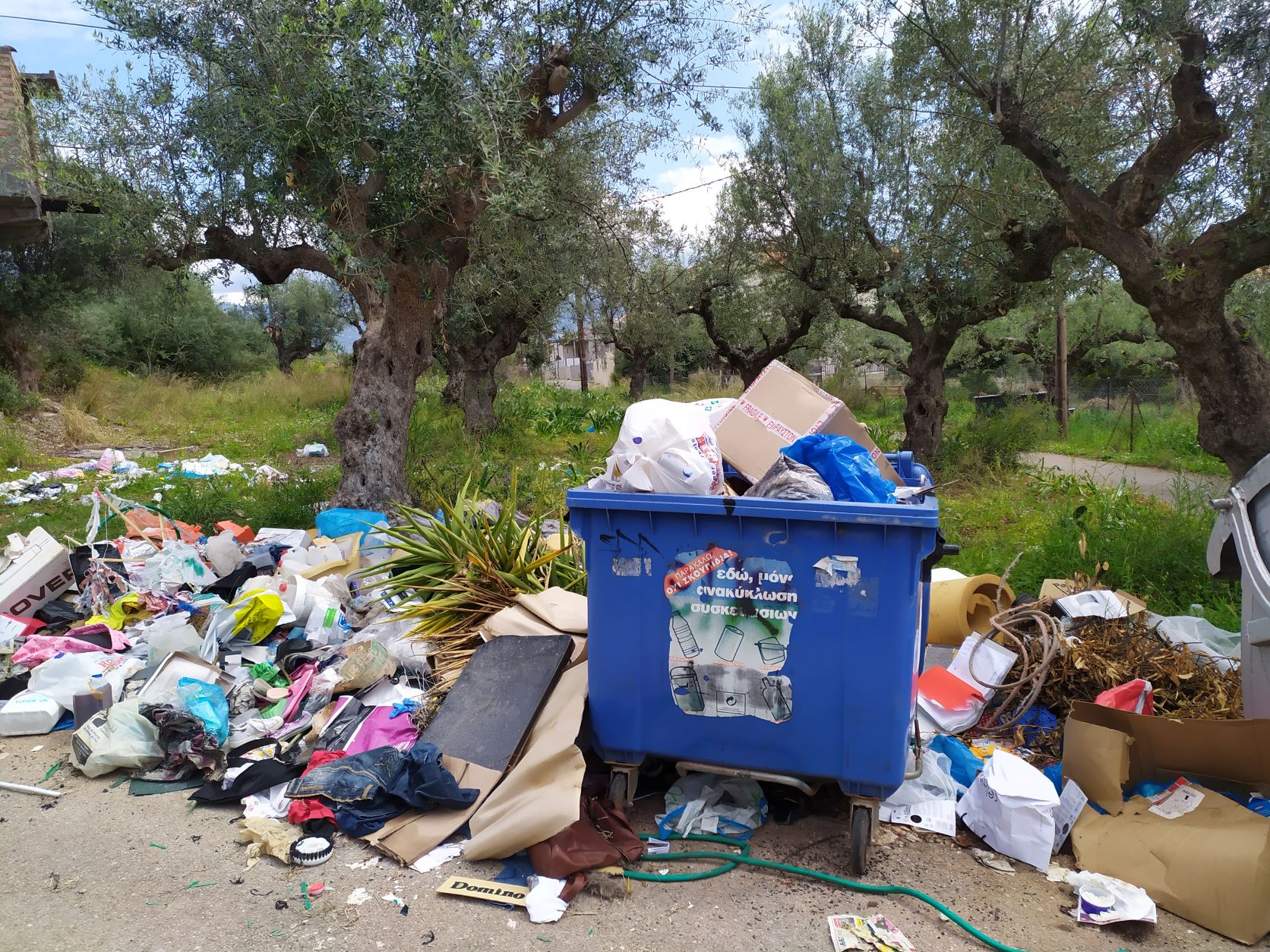 Σκουπίδια στα Λέικα - ΕΦΗΜΕΡΙΔΑ ΘΑΡΡΟΣ
