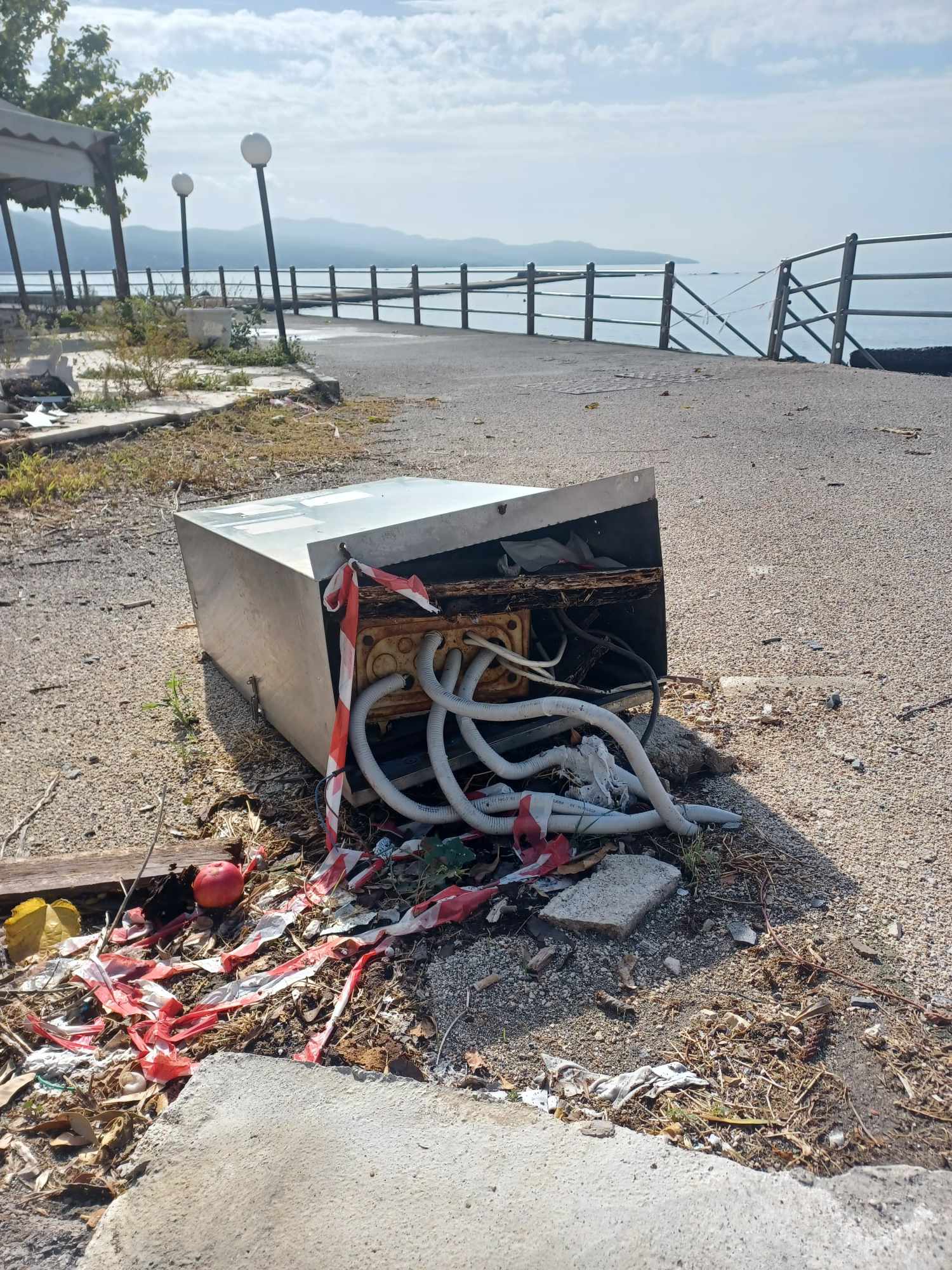 Πεταμένο κουτί με καλώδια - ΕΦΗΜΕΡΙΔΑ ΘΑΡΡΟΣ