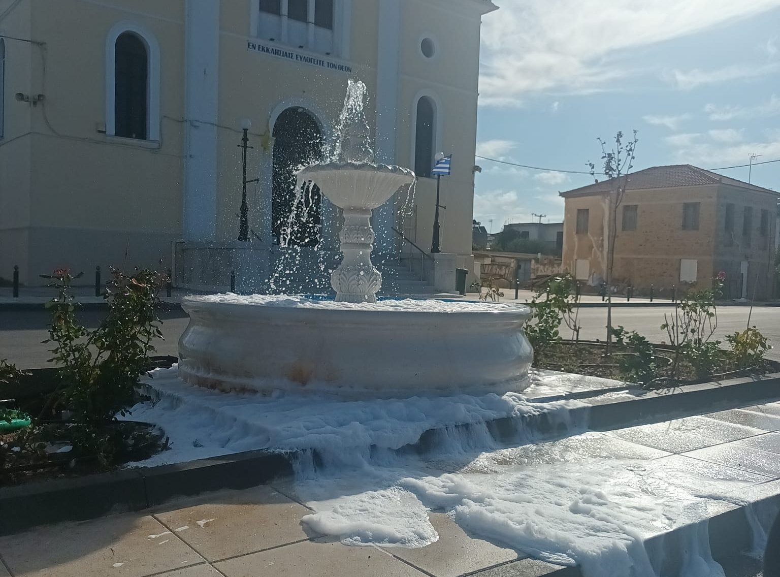 Αφροί από νέο σιντριβάνι - ΕΦΗΜΕΡΙΔΑ ΘΑΡΡΟΣ