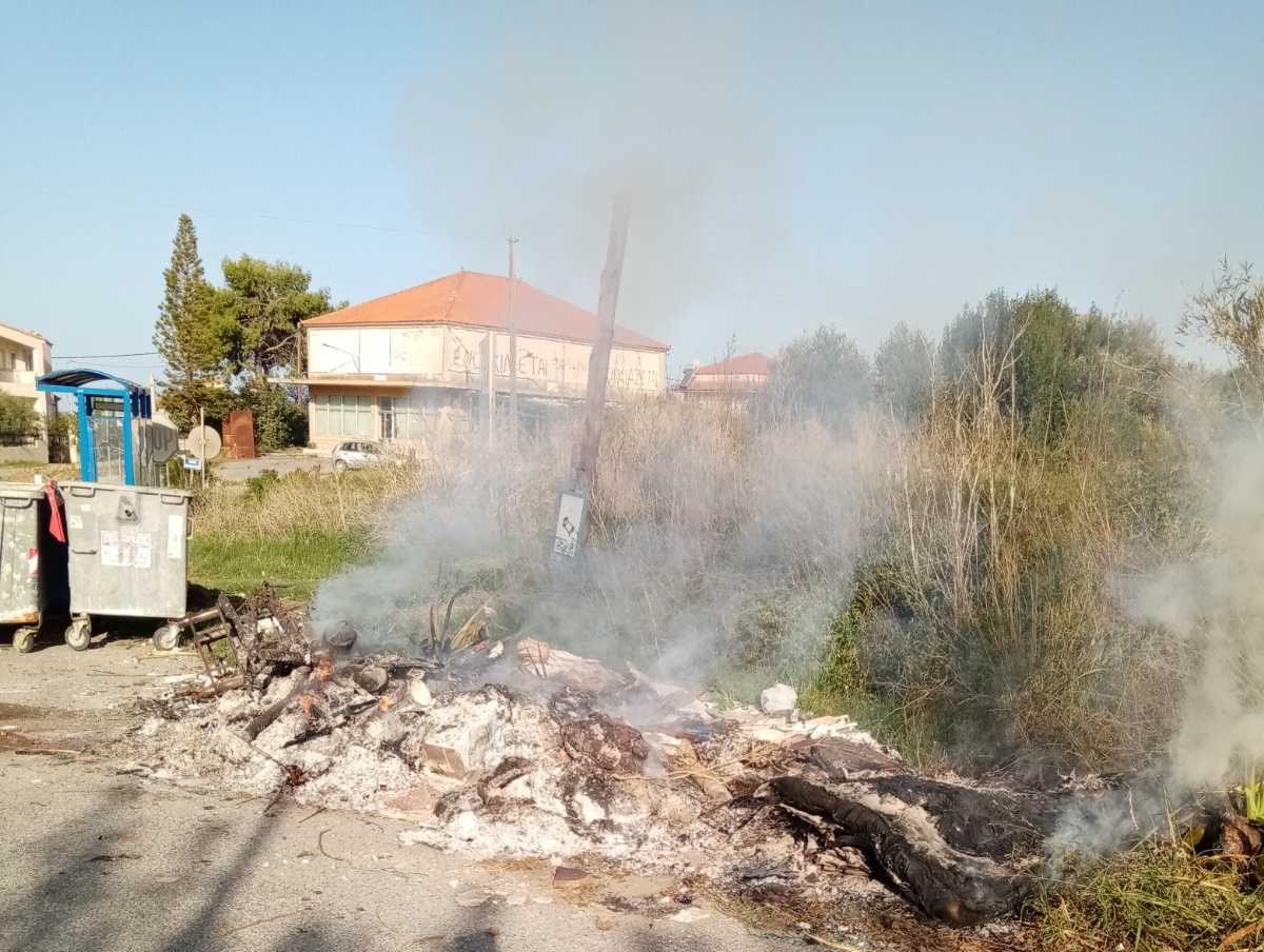 Καύση σκουπιδιών δίπλα σε κάδους - ΕΦΗΜΕΡΙΔΑ ΘΑΡΡΟΣ