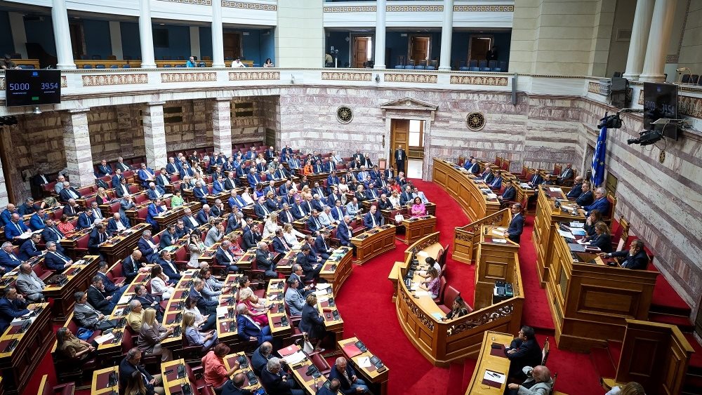 Ψηφίστηκε ο νόμος για τα κόκκινα δάνεια - Οι βελτιώσεις στο "παρά πέντε ...