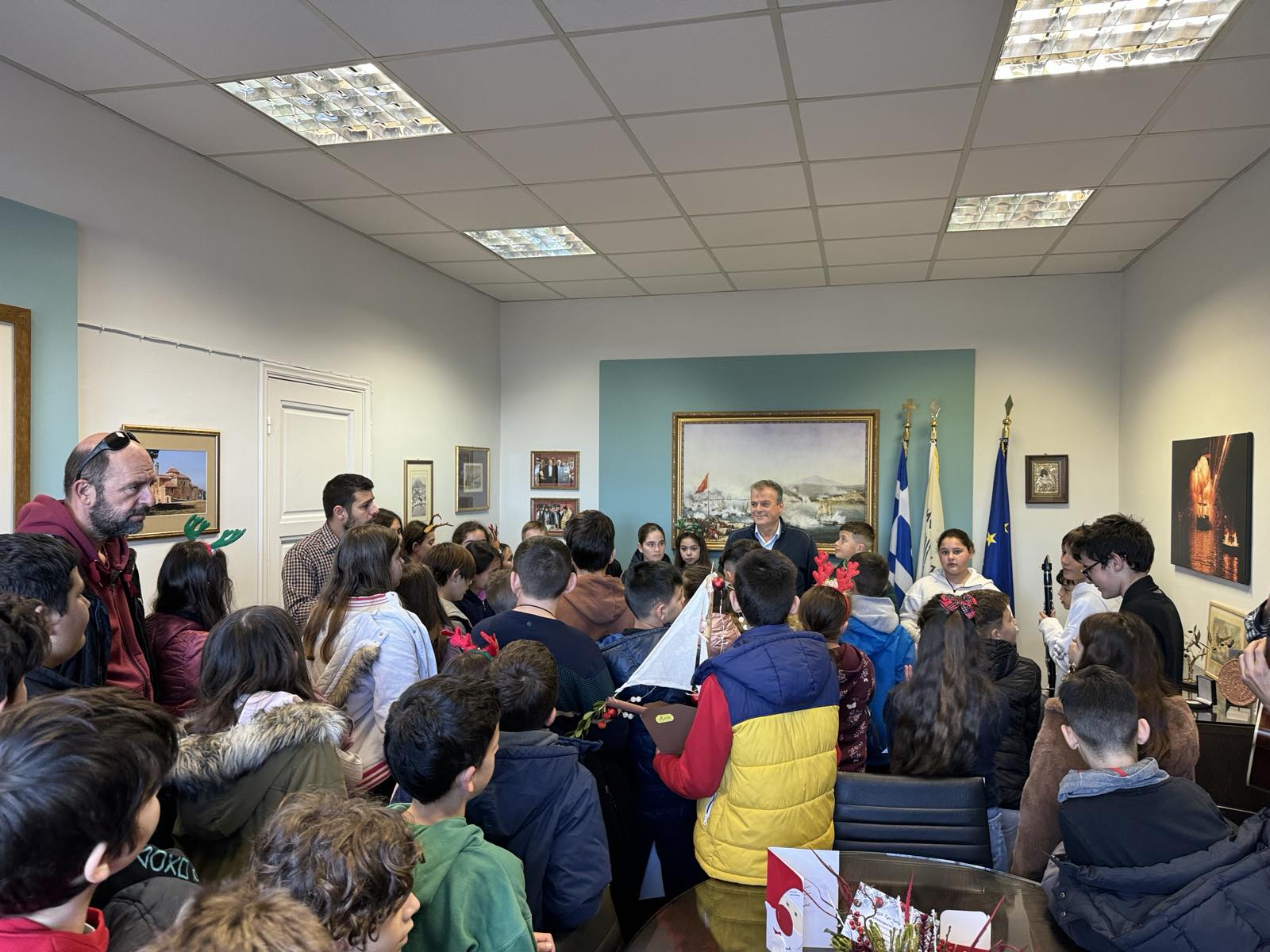 Τα κάλαντα του δωδεκαημέρου Χριστουγέννων είπαν στον δήμαρχο Πύλου ...