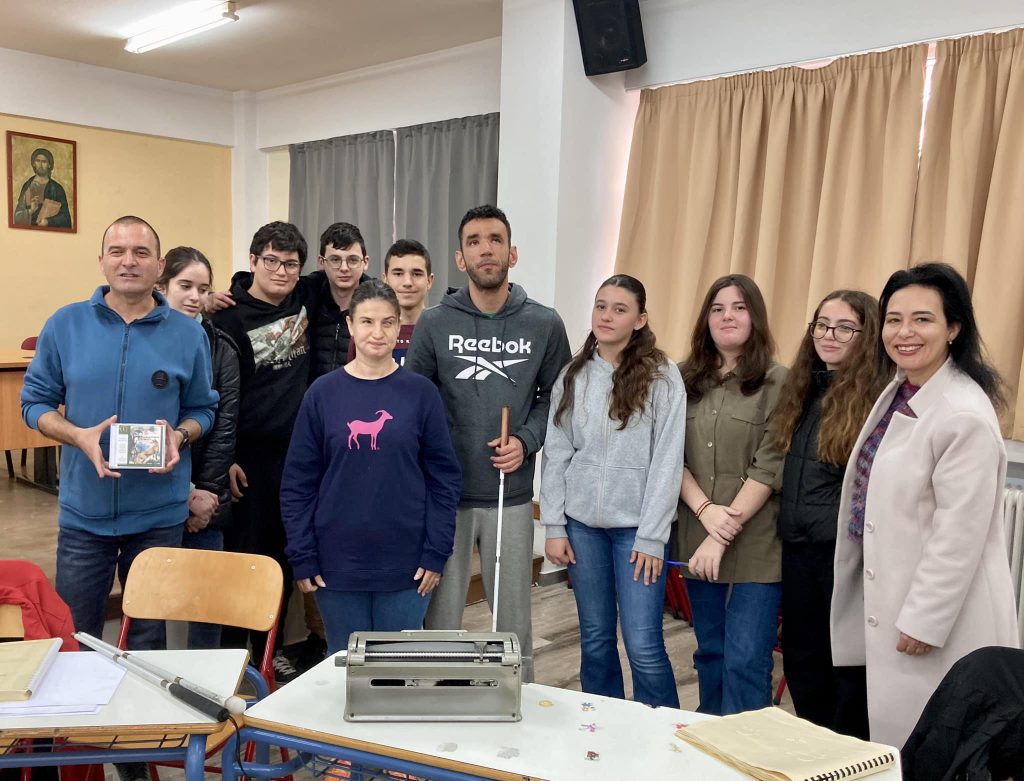 Ο Πανελλήνιος Σύνδεσμος Τυφλών στο 1ο Γυμνάσιο Καλαμάτας - ΕΦΗΜΕΡΙΔΑ ΘΑΡΡΟΣ