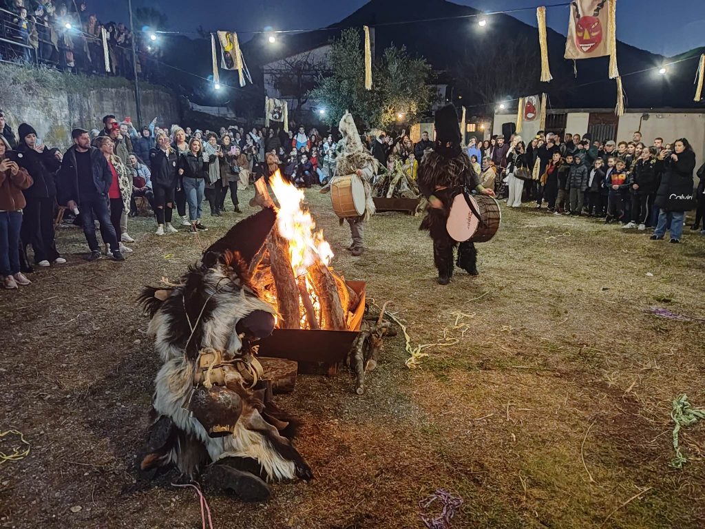 Περιβολάκια Καλαμάτας: «Πάνου γένια, κάτου γένια και στη μέση ...