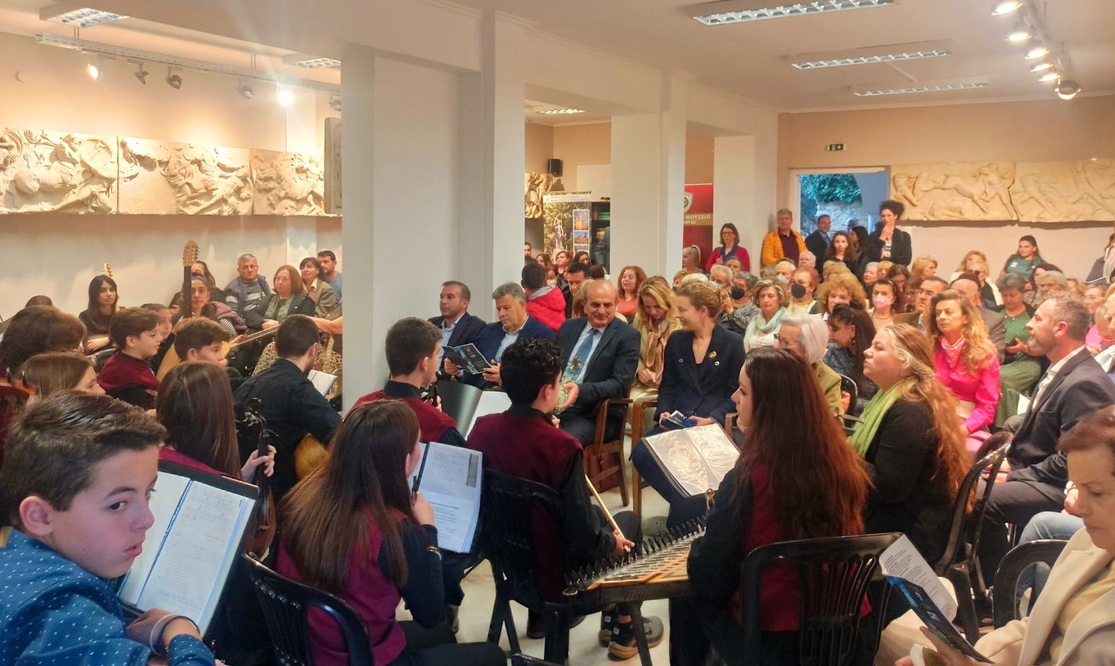 Το Πολεμικό Μουσείο Καλαμάτας πλημμύρισε από τα ιστορικά τραγούδια της ...