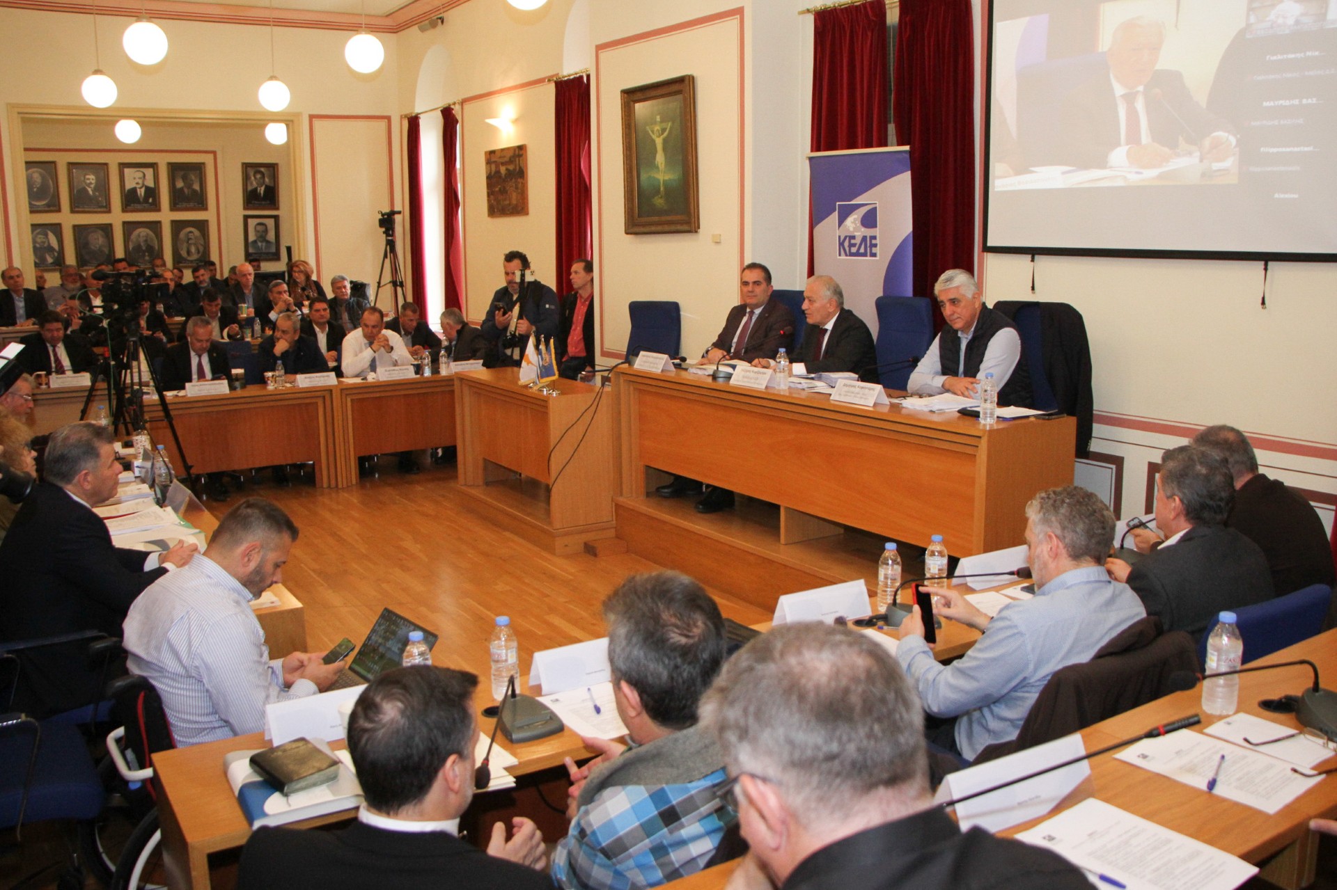 Στο Ιστορικό Δημαρχείο Καλαμάτας συνεδρίασε το Δ.Σ. της ΚΕΔΕ ...