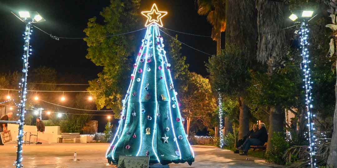 Αναβάλλεται η φωταγώγηση του χριστουγεννιάτικου δέντρου στην Κορώνη ...
