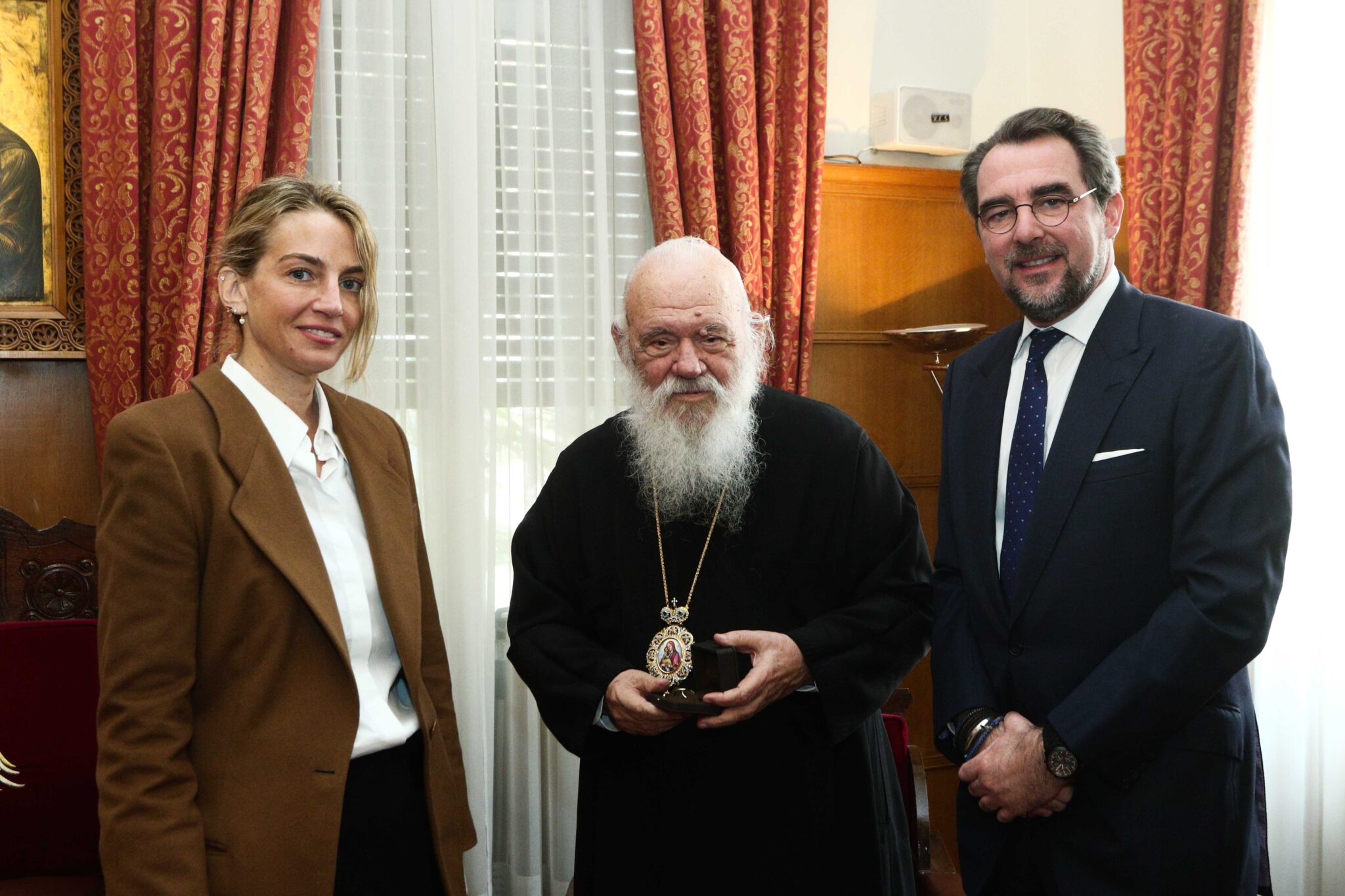 Στον Αρχιεπίσκοπο ο Νικόλαος Ντε Γκρες και η Χρυσή Βαρδινογιάννη ...