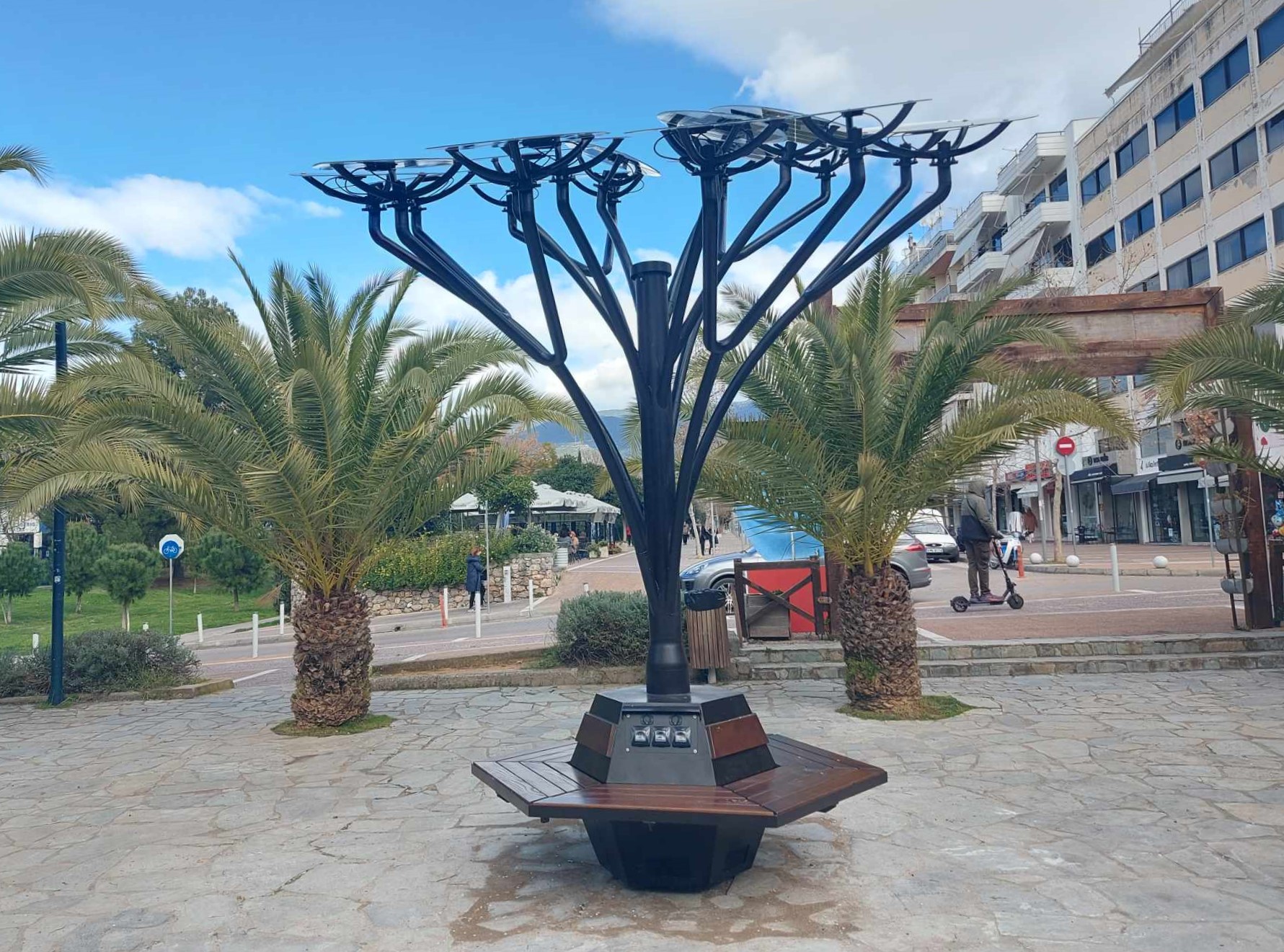 Ελάχιστους αγγίζουν (θετικά) τα έξυπνα παγκάκια και τα ηλιακά δέντρα ...