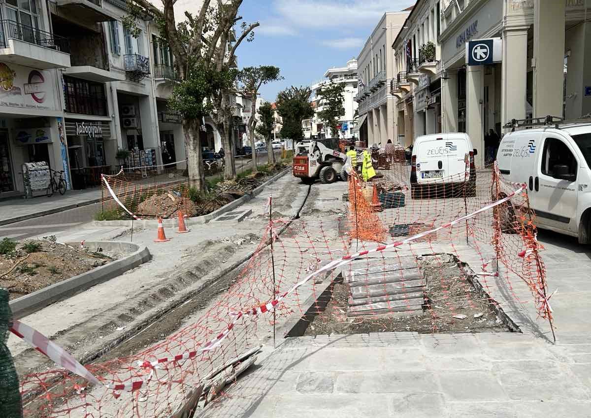 Πλατεία 23ης Μαρτίου: Σπάνε το τσιμέντο που έριξαν πριν λίγες μέρες ...