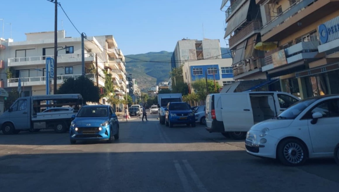 Τεράστιο πρόβλημα στάθμευσης στην Ψαρών - ΕΦΗΜΕΡΙΔΑ ΘΑΡΡΟΣ