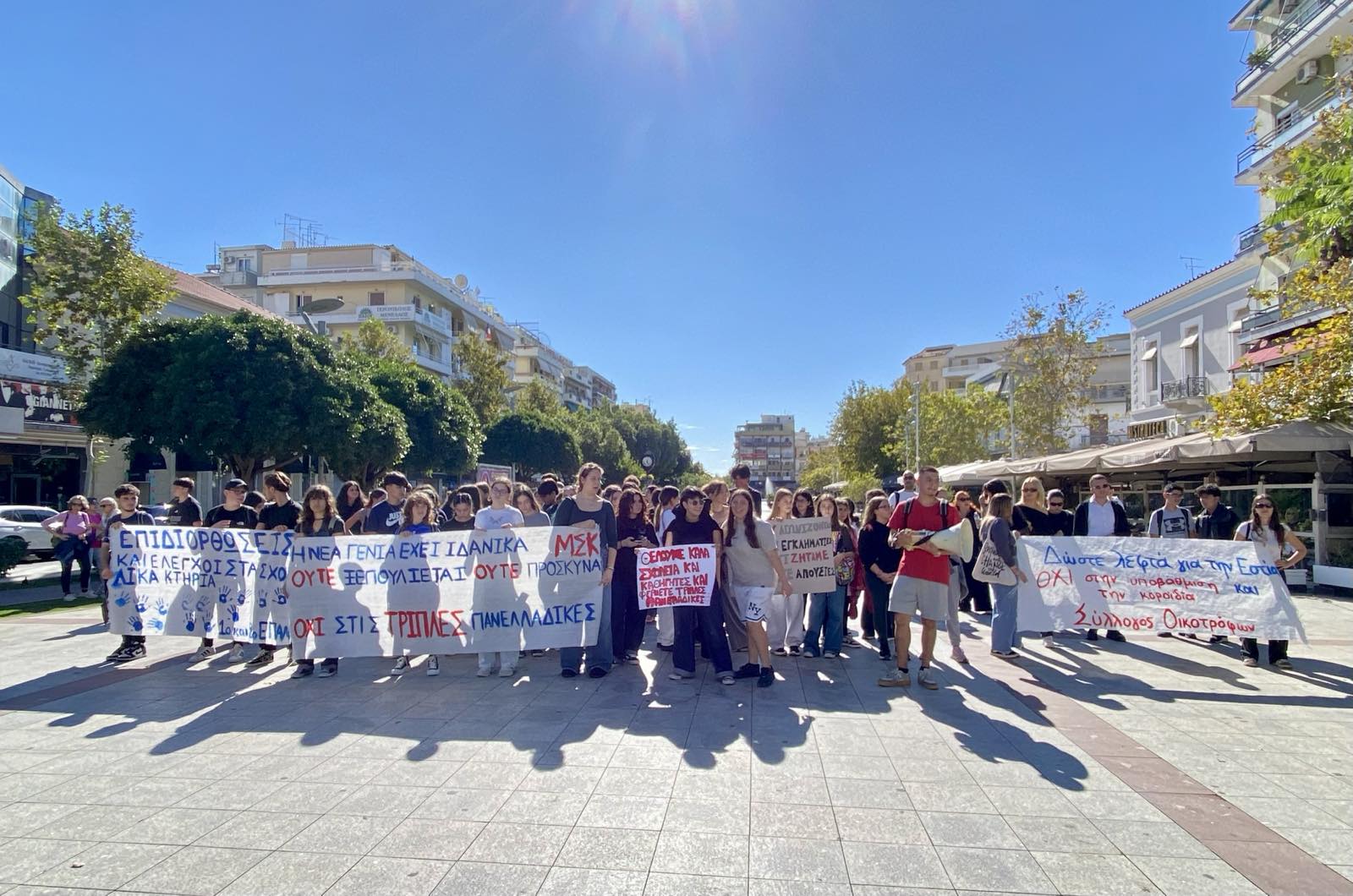 Καλαμάτα: Μαθητές, φοιτητές και εκπαιδευτικοί έστειλαν μήνυμα για ...